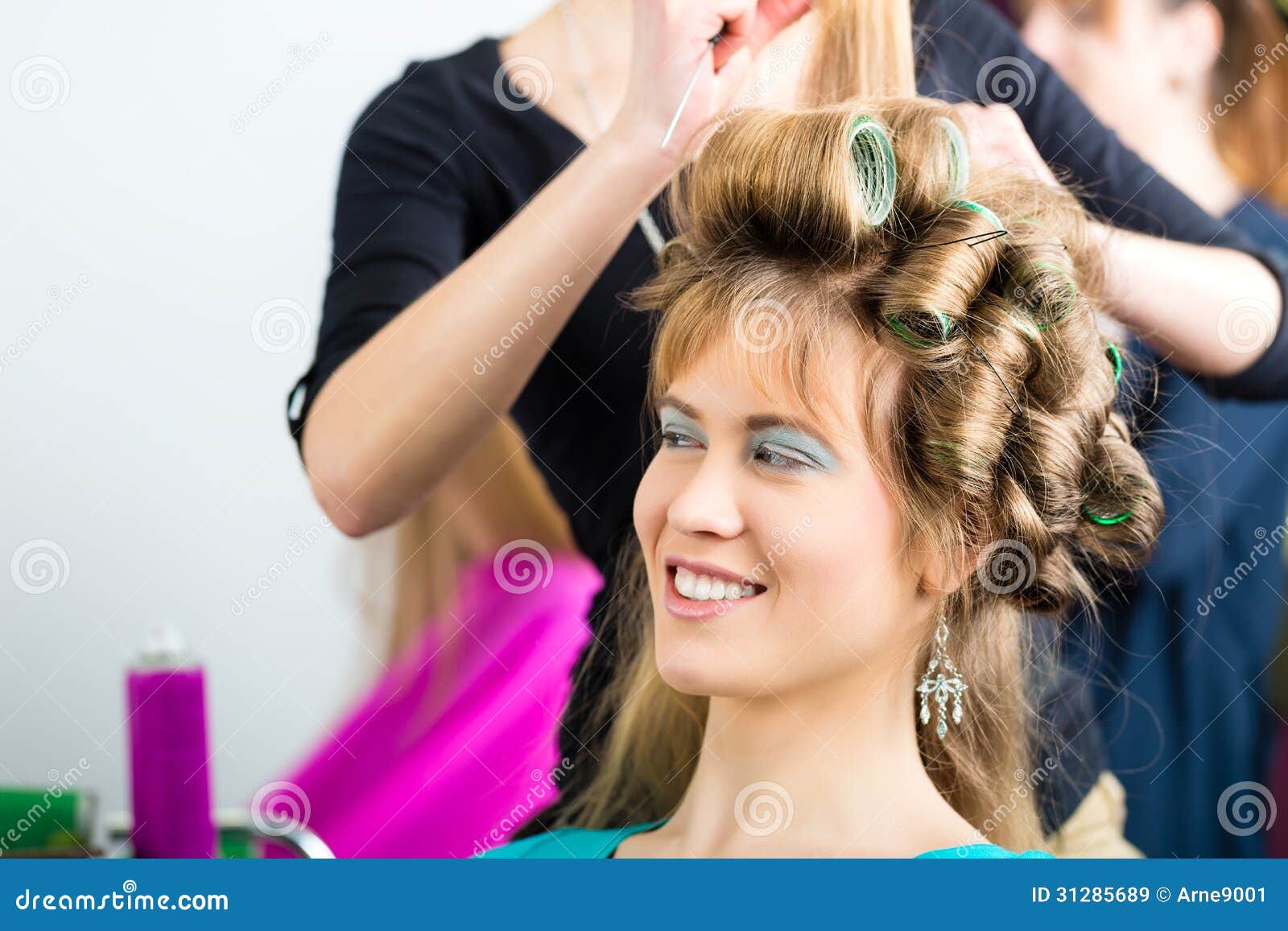 Vrouwen Bij De Kapper Die Worden Gekruld Stock Afbeelding - Image of ...