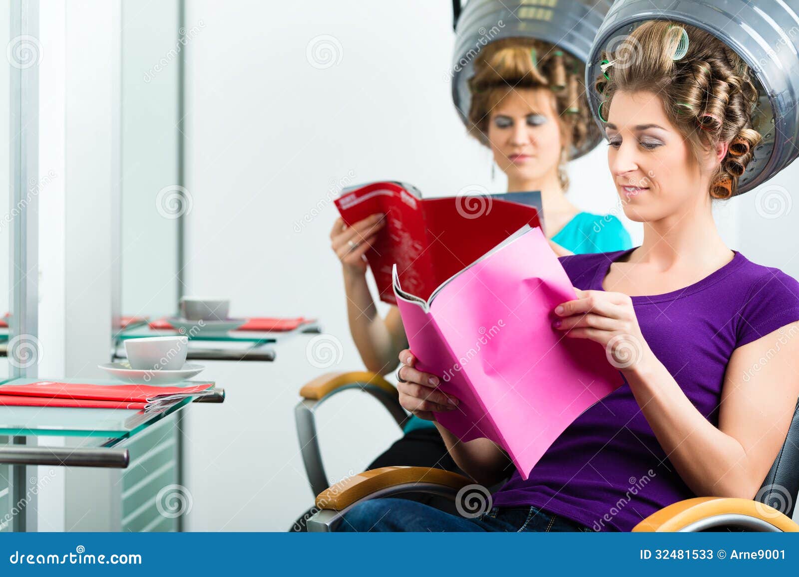 Vrouwen Bij De Kapper Met Droogkap Stock Afbeelding - Image of pret ...