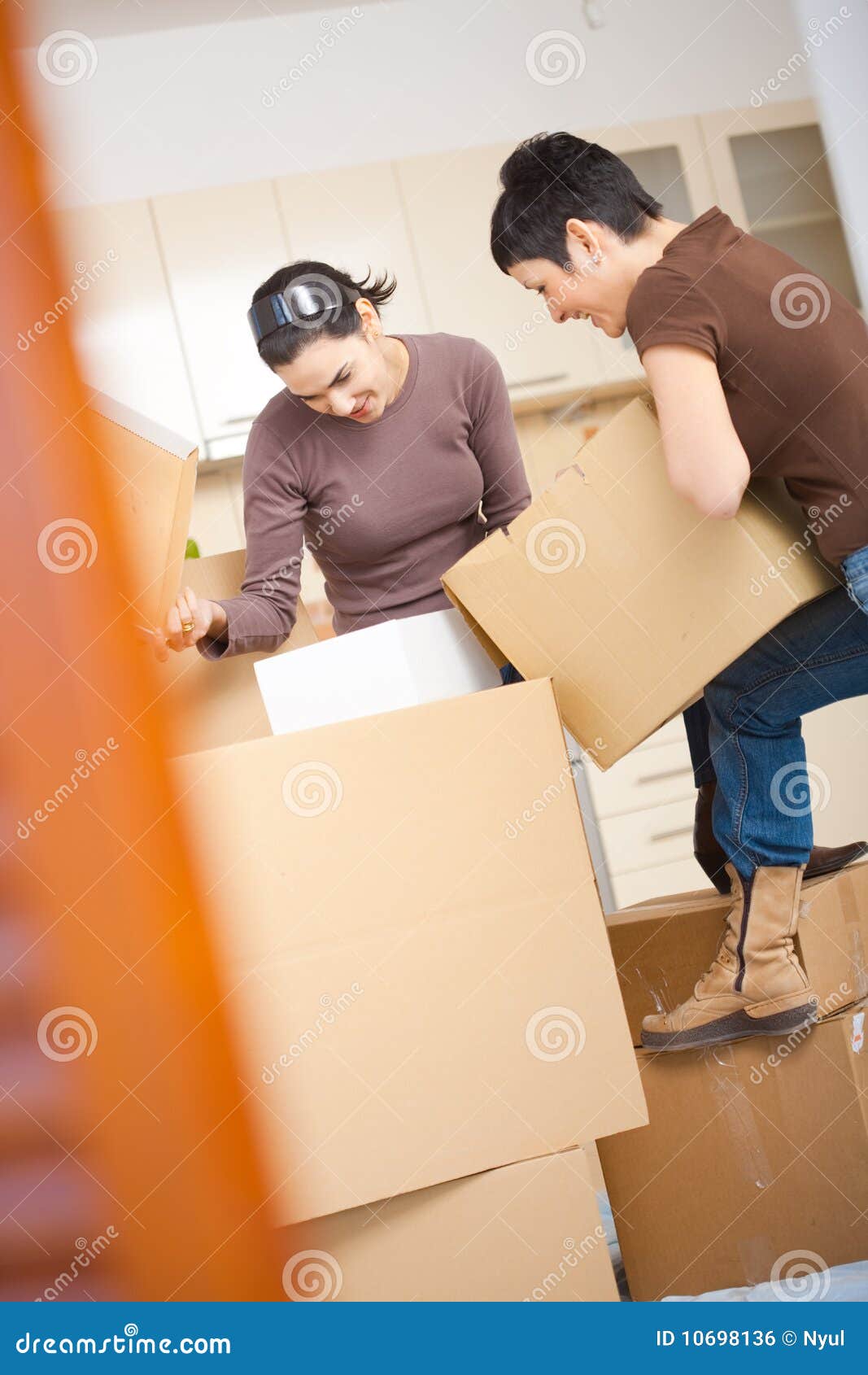 Vrouwen die dozen inpakken stock foto. Image of leeg - 10698136