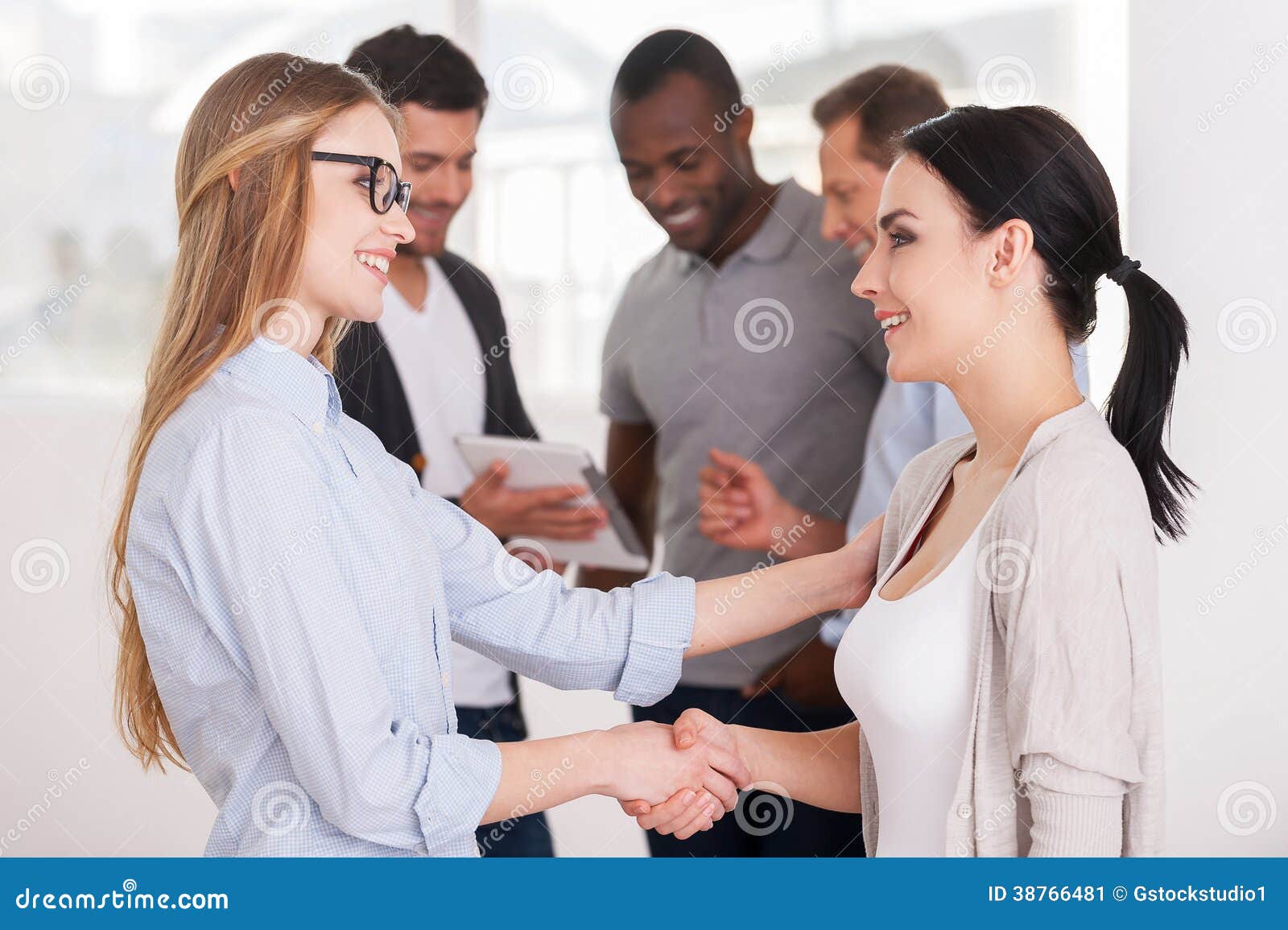 Vrouwen Die Handen Schudden. Stock Afbeelding - Image of mooi ...