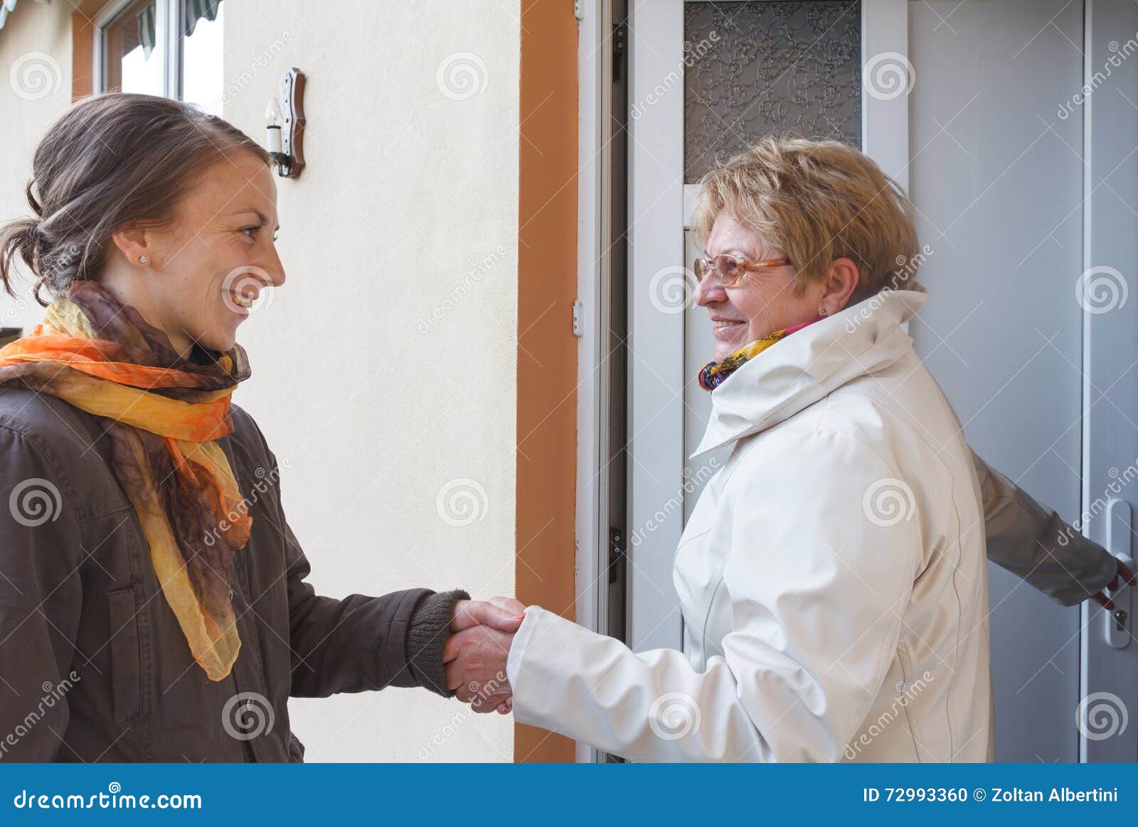 Vrouwen Die Meisje Begroeten Stock Foto - Image of deur, behulpzaam ...