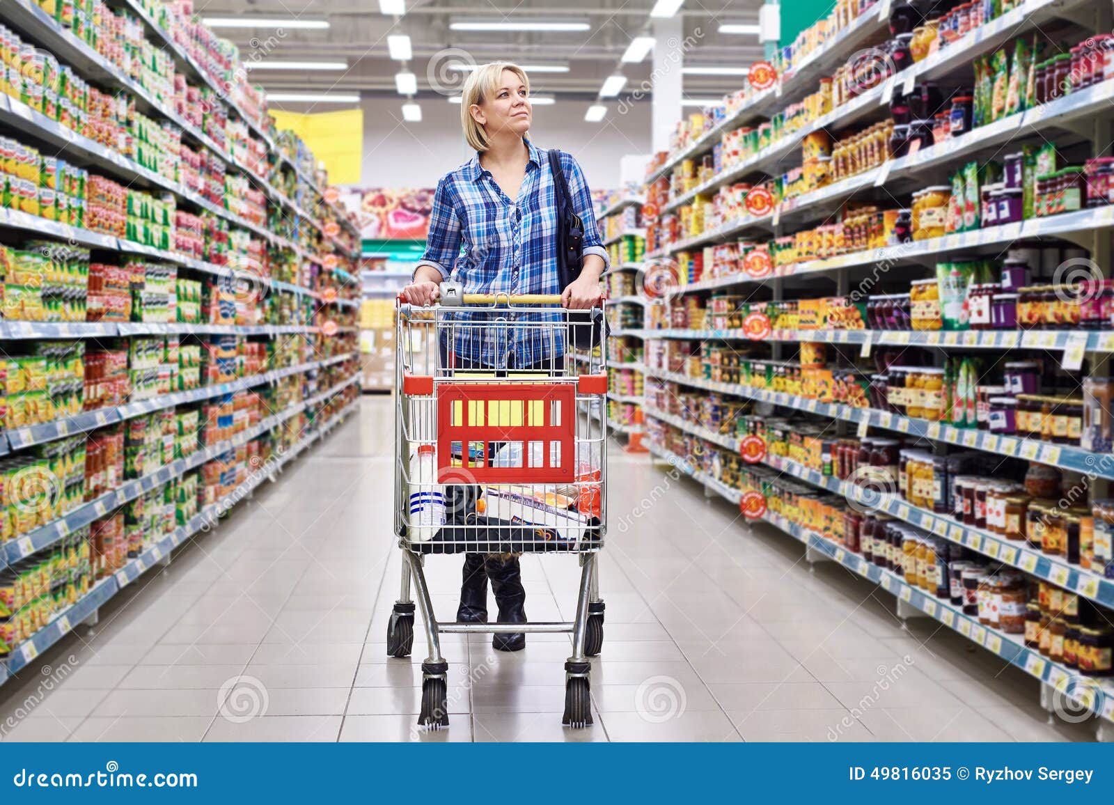 Vrouwen Die Met Kar in Supermarkt Winkelen Stock Afbeelding - Image of ...