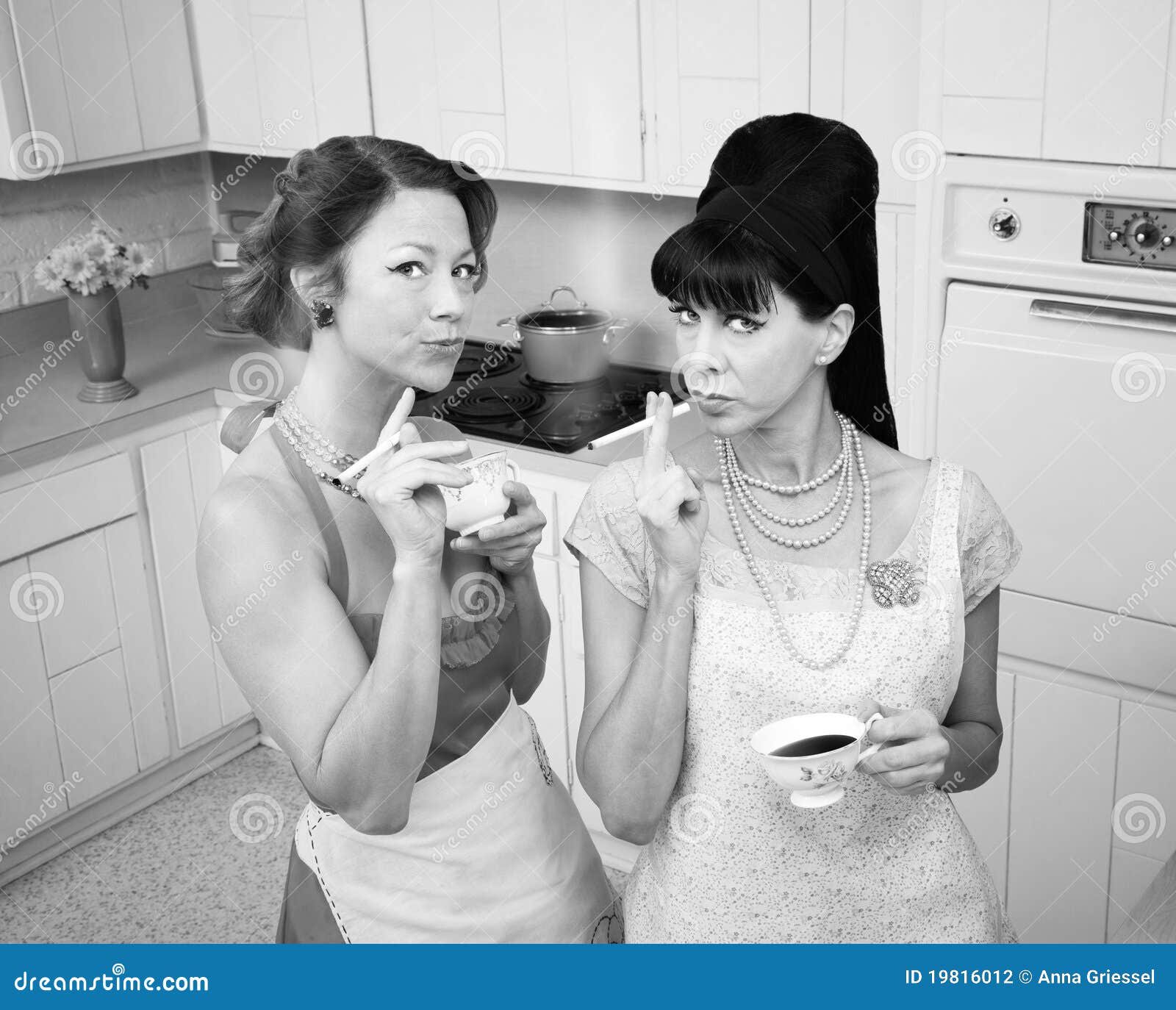 Vrouwen die Sigaret roken stock foto. Image of oven, verslaafde - 19816012