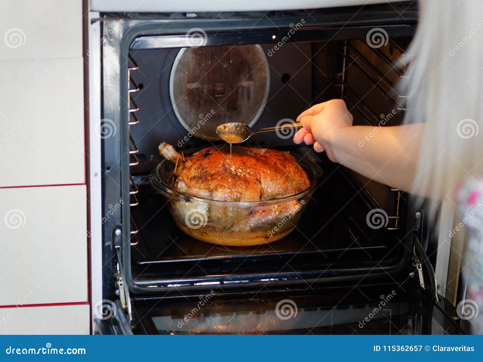Vrouwen Gietende Saus Op Geroosterde Eend Stock Afbeelding - Image of ...