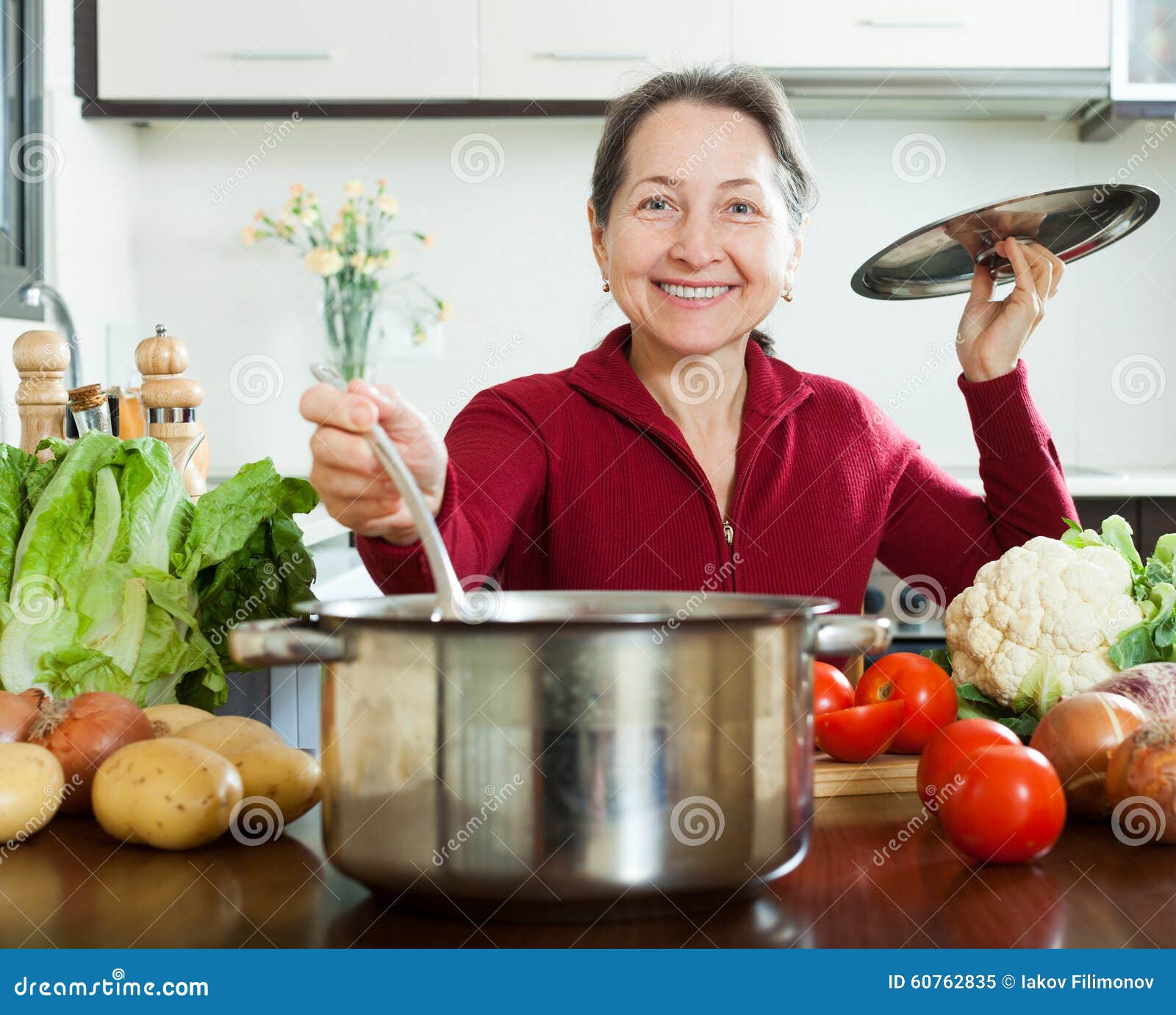 Vrouwen kokende soep stock afbeelding. Image of tomaat - 60762835