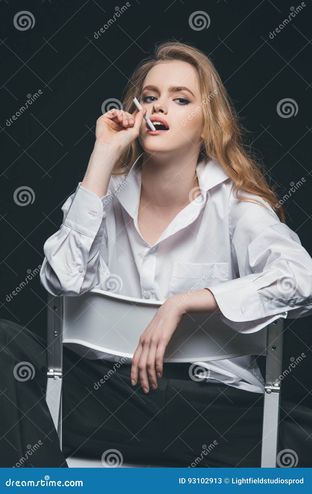 Vrouwen Rokende Sigaret Op Stoel Stock Afbeelding - Image of sensueel ...