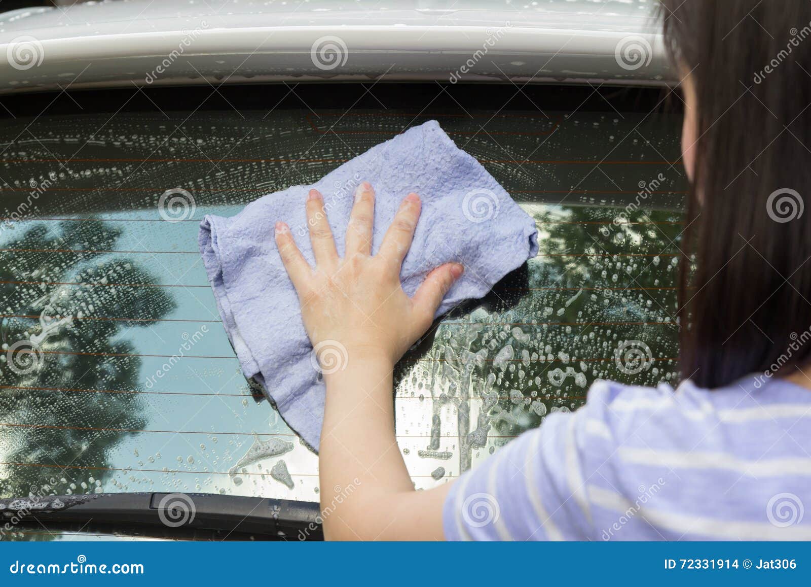Vrouwenhanden Die Een Auto Wassen Stock Foto - Image of machine, zorg ...