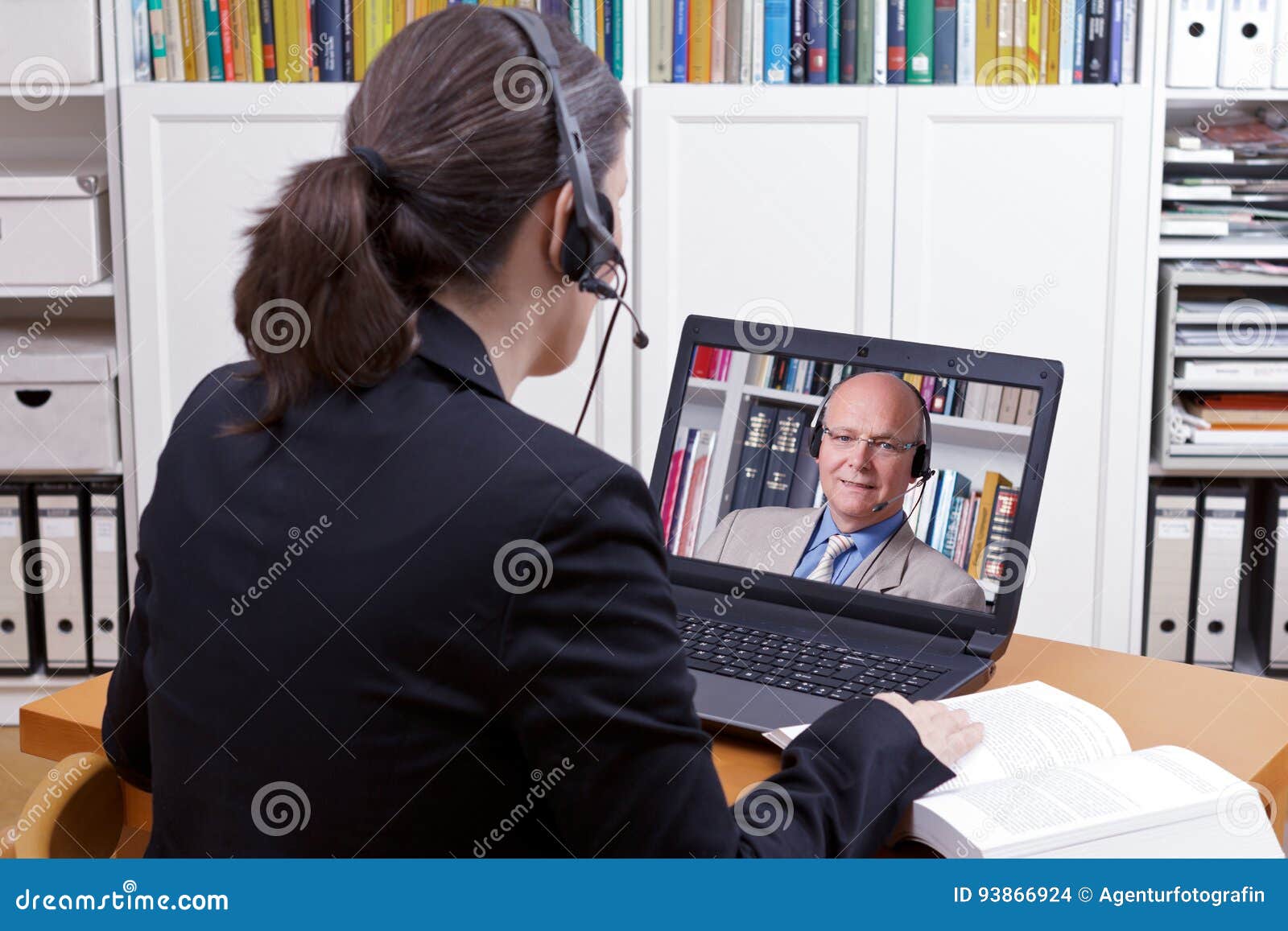 Vrouwenman De Hoofdtelefoons Babbelen Online Stock Foto - Image of huis ...