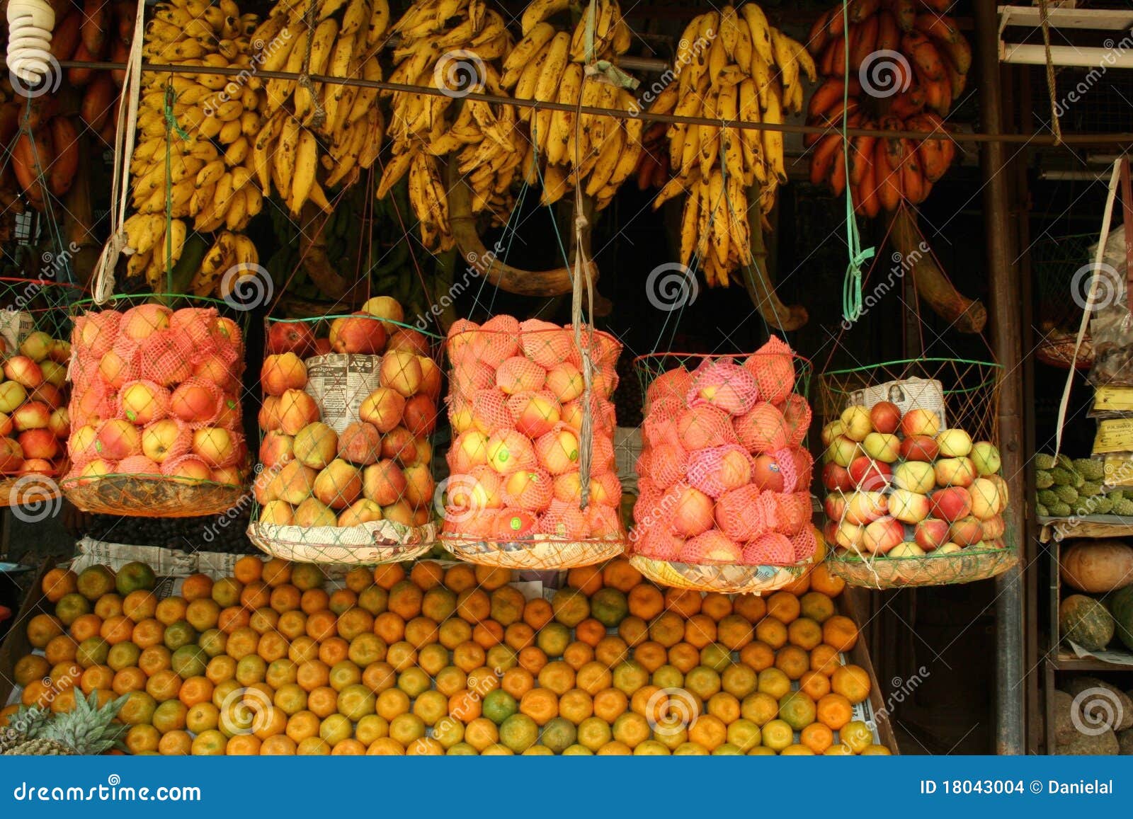 Vruchten Bij Een Indische Marktkraam Stock Foto - Image of markt ...