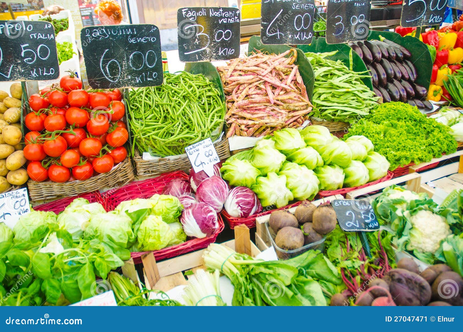 Vruchten En Groenten Bij Marktkraam Stock Afbeelding - Image of ...
