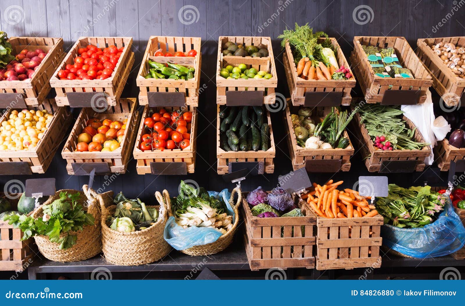 Vruchten en groentenwinkel stock foto. Image of vruchten - 84826880