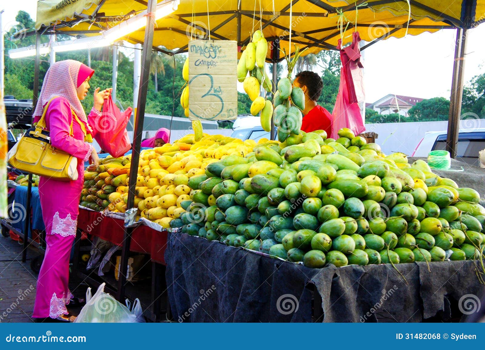 Vruchten handelaar redactionele stock foto. Image of groenmakerij ...