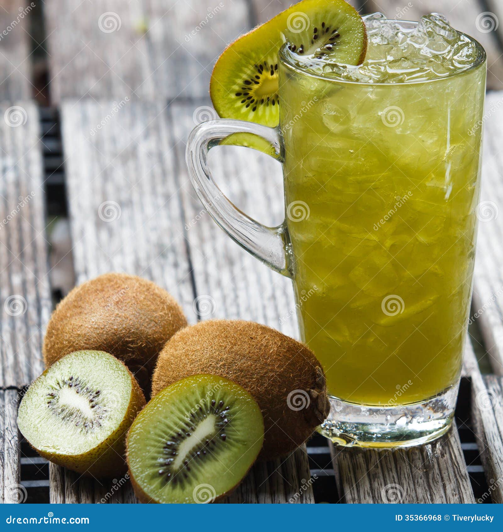 Vruchtensap stock foto. Image of drank, water, leef, nave - 35366968