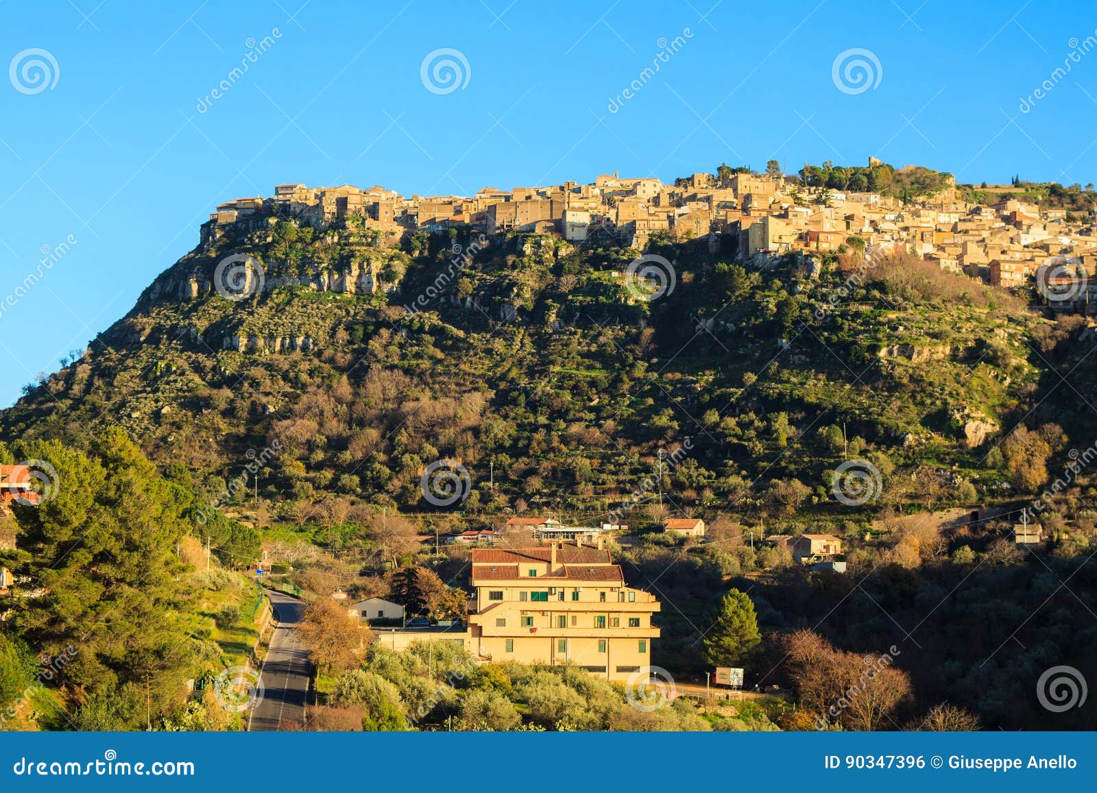 Vue d'Assoro photo stock. Image du rural, italien, sicilien - 90347396