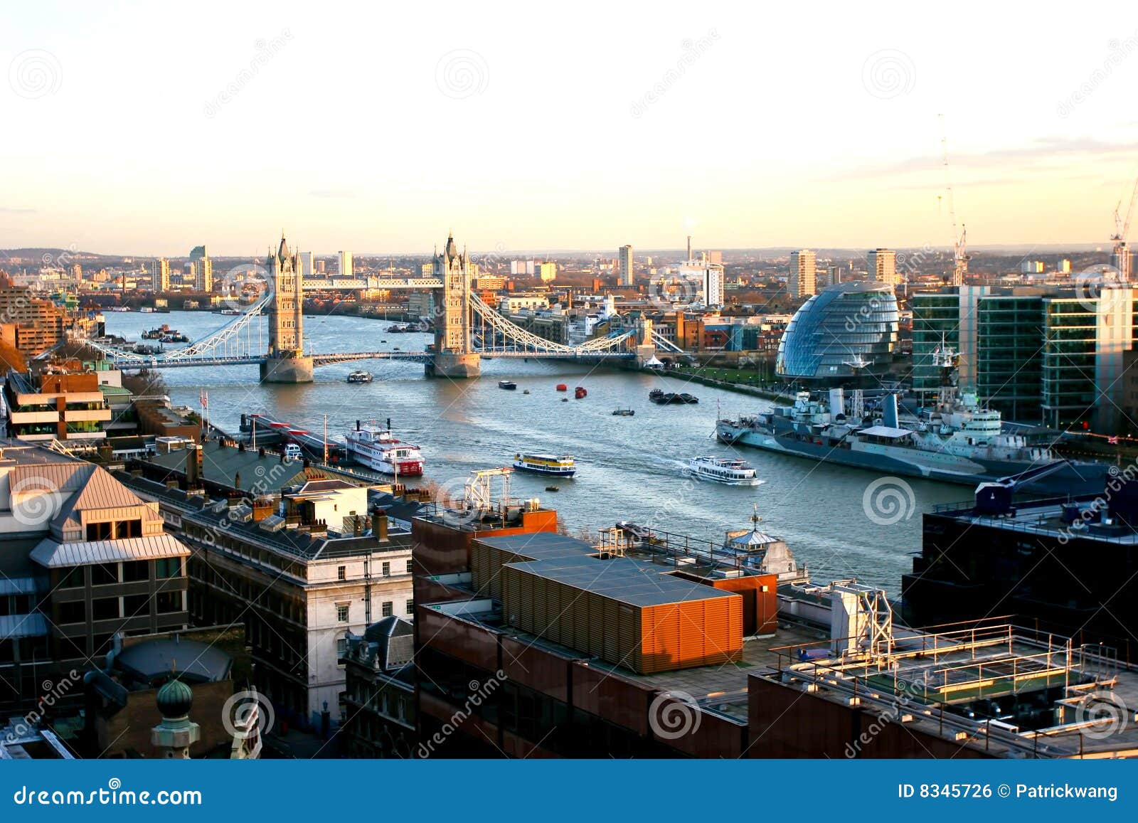 Vue D'ensemble De Fleuve La Tamise Photo stock - Image du bleu, été ...
