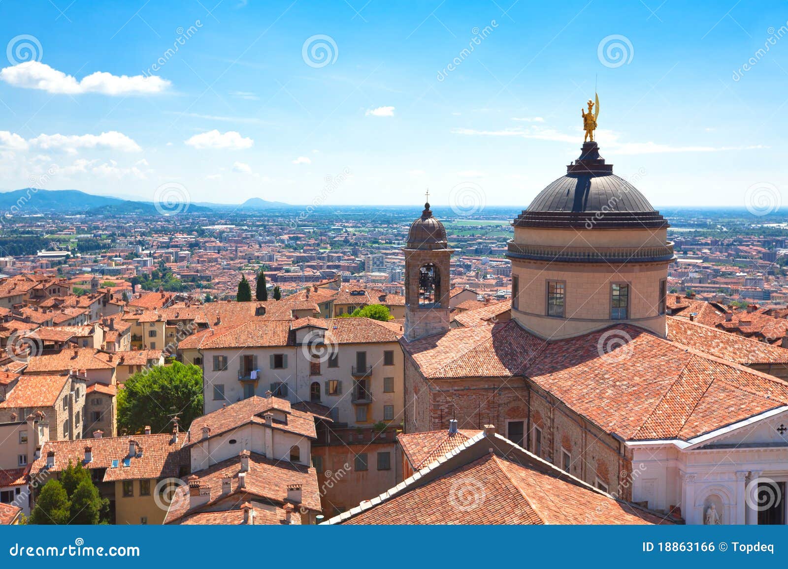 Vue de Bergame, Italie photo stock. Image du italien - 18863166