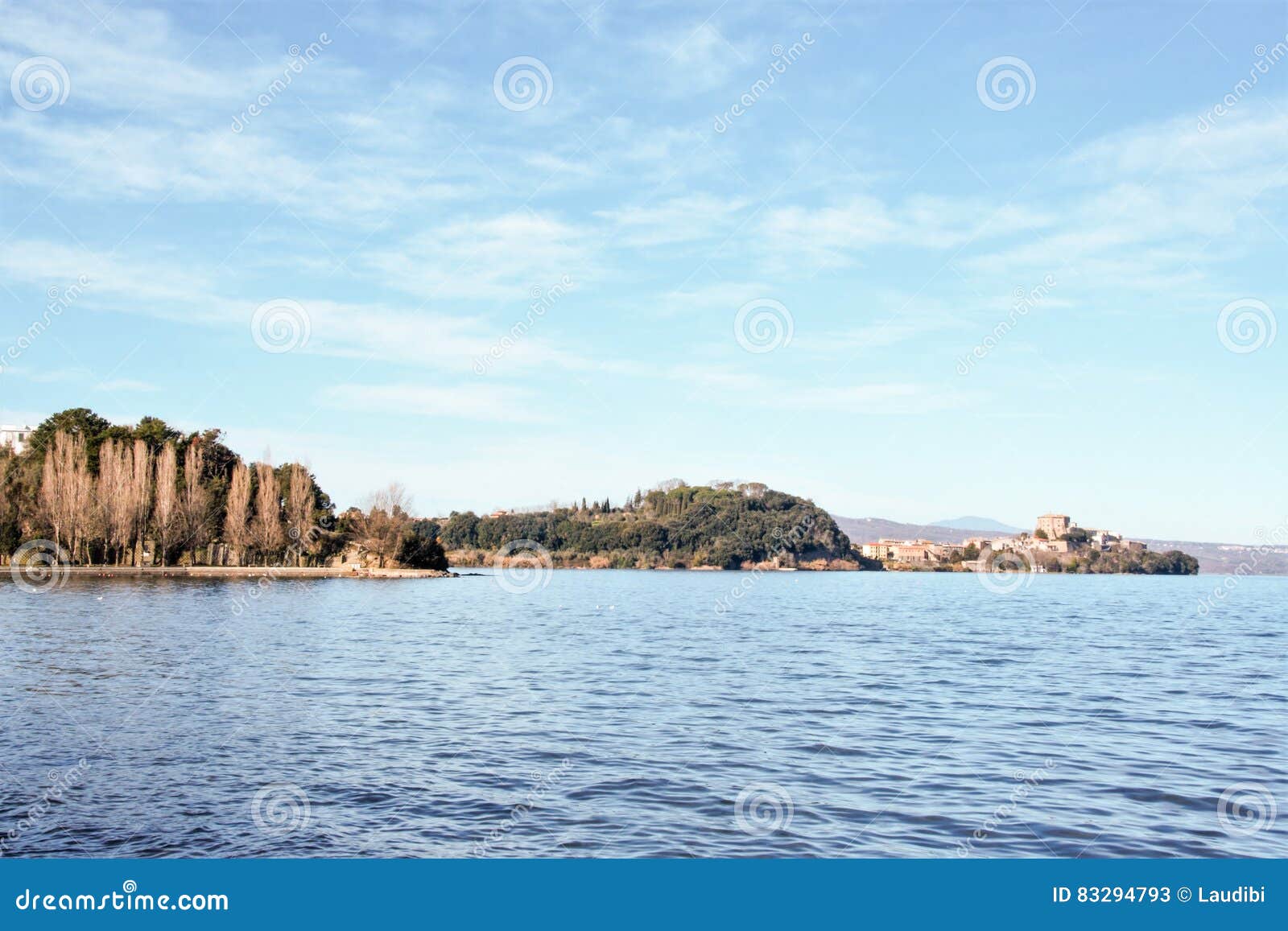 Vue De Capodimonte Sur Le Lac Bolsena Image stock - Image du pêcheur ...