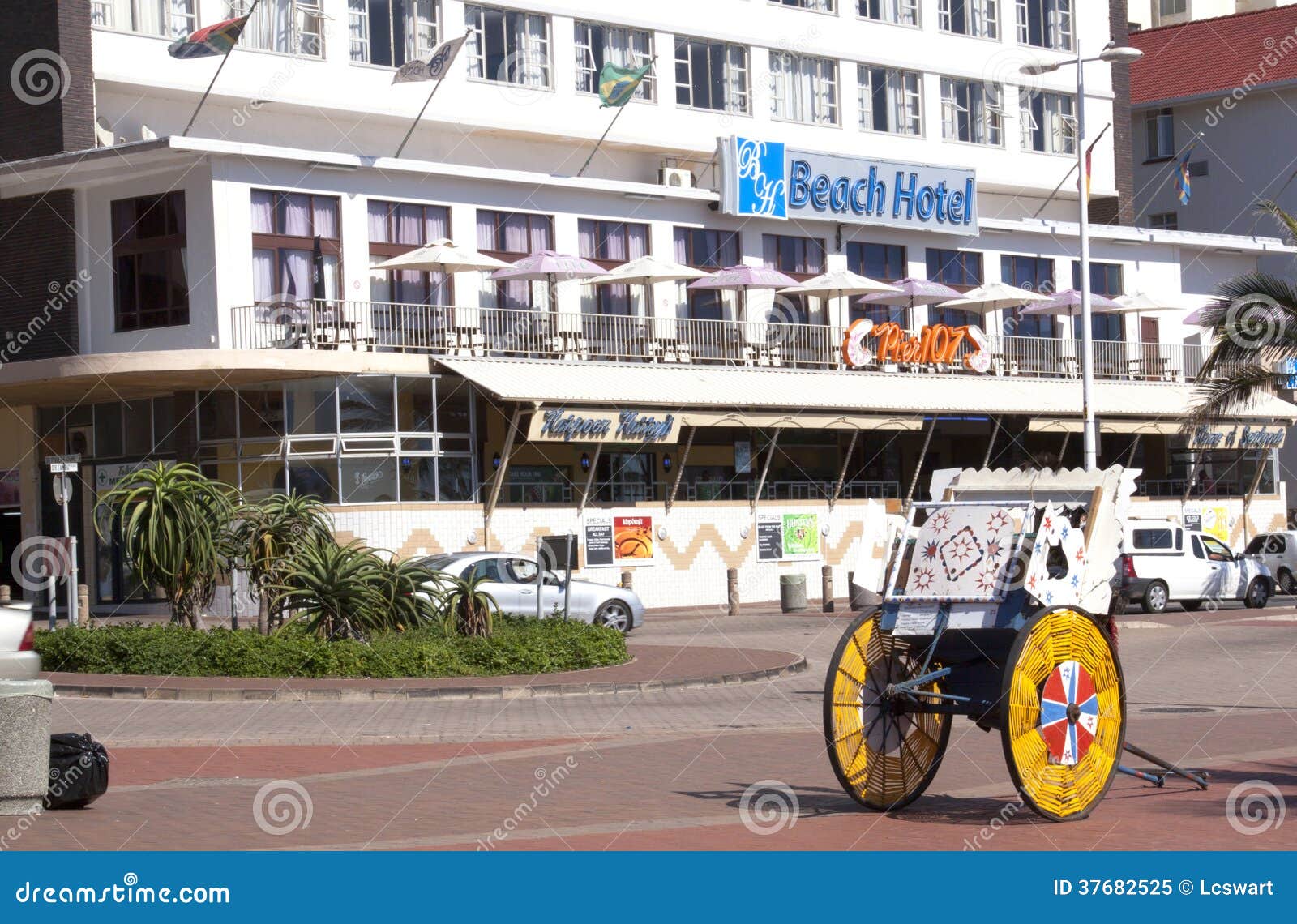Vue De Chariot De Pousse-pousse Devant L'hôtel Image éditorial - Image ...
