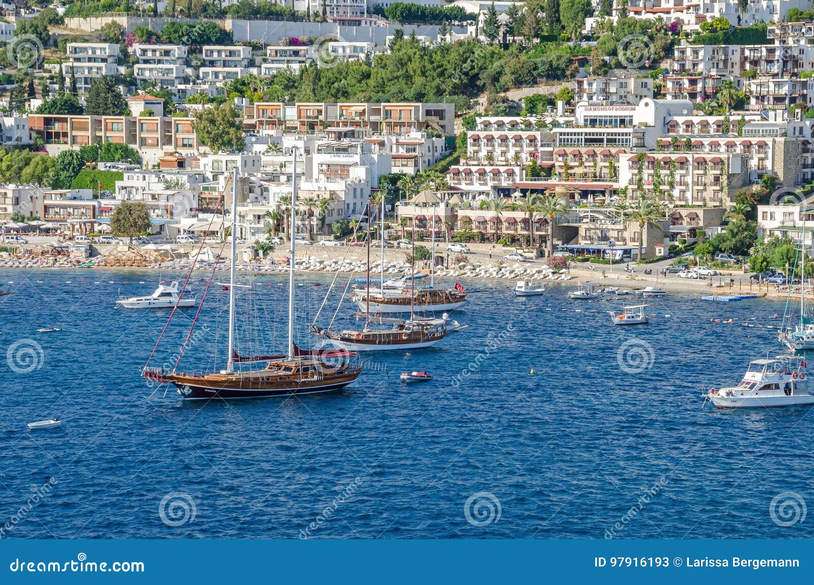 Vue De La Plage De Bodrum De La Mer Avec Le Type Sc De Gulet Photo ...