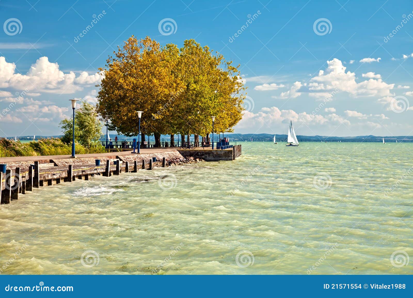Vue De Lac Balaton En Hongrie Photo stock - Image of nuage, hongrie ...