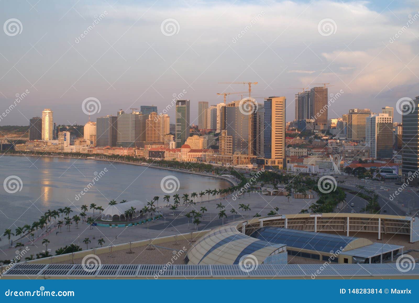 Vue De Luanda Pendant L'heure D'or Photo stock - Image du grues ...
