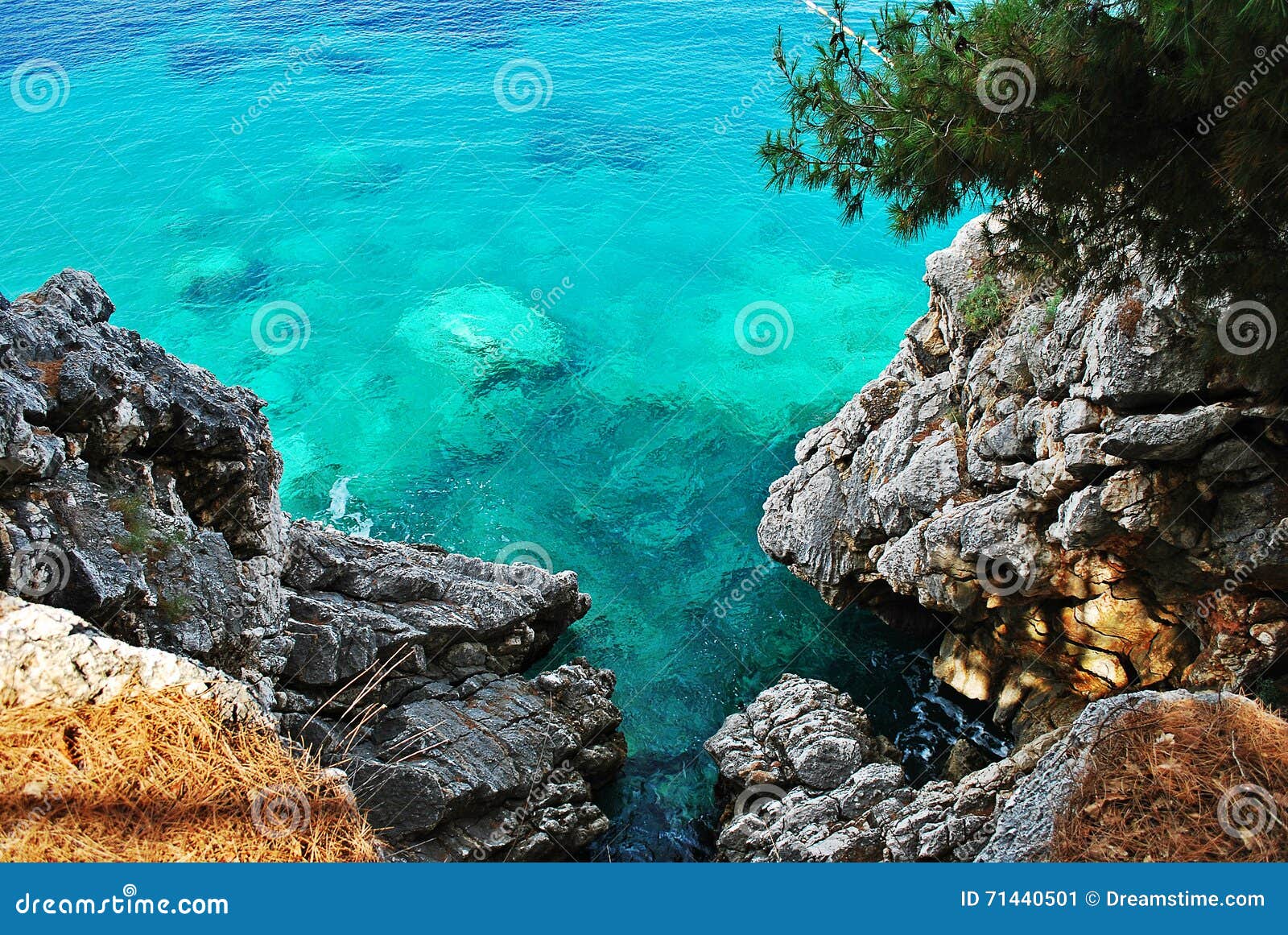 Vue de mer image stock. Image du couleur, pierres, saphir - 71440501