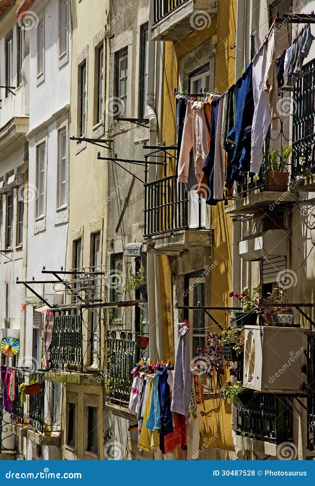 Vue De Rue Dans L'alfama, Lisbonne Photo stock - Image du scène, toit ...