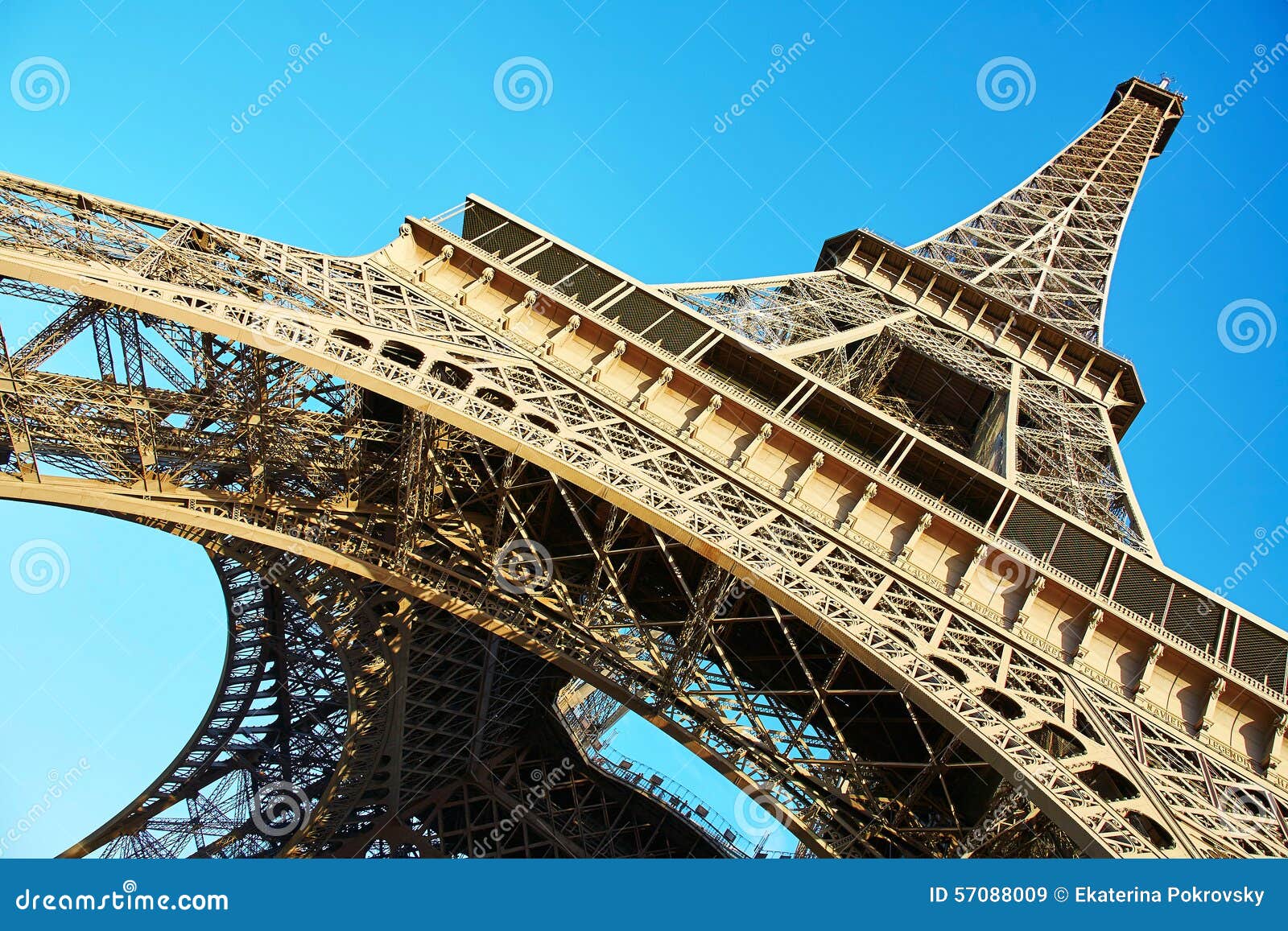Vue De Tour Eiffel D'angle Au Loin Image stock - Image du france, paris ... Vue De Tour Eiffel D'angle Au Loin Image stock - Image du france, paris ...