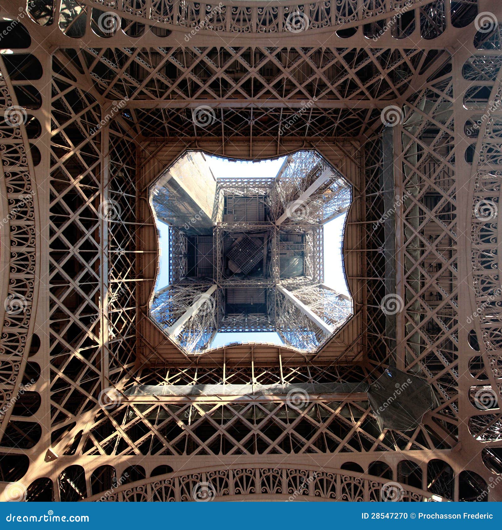 Vue De Tour Eiffel De Dessous Photo stock - Image du renommée, europe ... Vue De Tour Eiffel De Dessous Photo stock - Image du renommée, europe ...