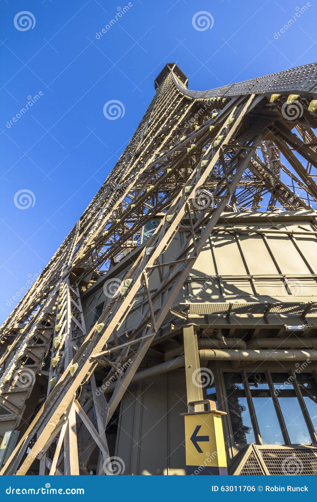 Vue De Tour Eiffel De Dessous Photo stock - Image du bleu, couleur ... Vue De Tour Eiffel De Dessous Photo stock - Image du bleu, couleur ...