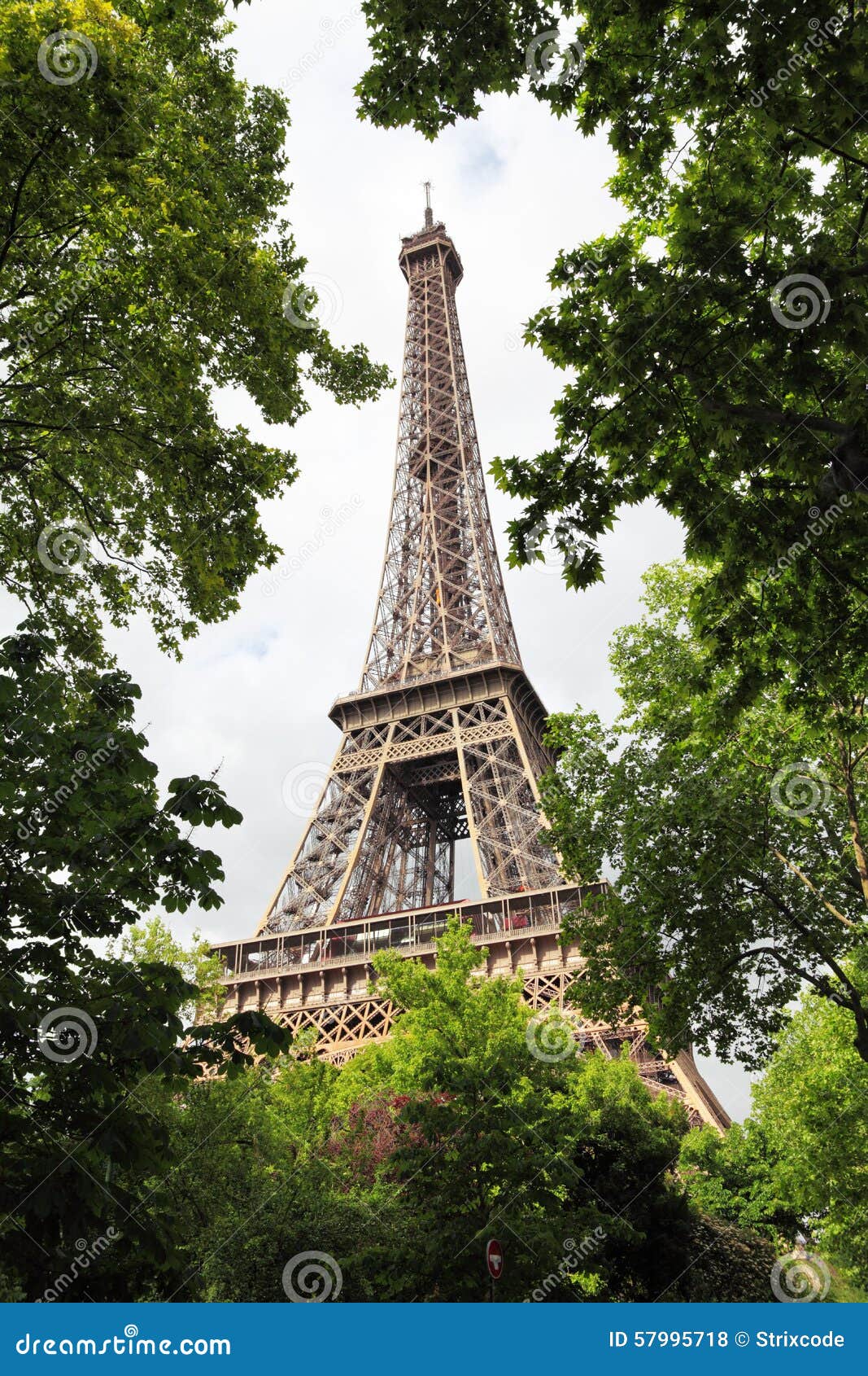 Vue De Tour Eiffel Par Des Arbres De Vert D'été Photo stock - Image ... Vue De Tour Eiffel Par Des Arbres De Vert D'été Photo stock - Image ...