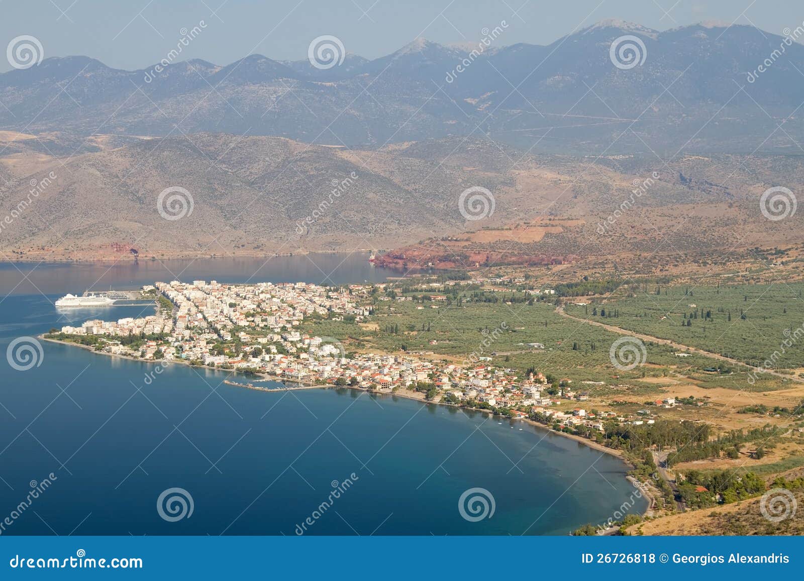 Vue de ville d'Itea photo stock. Image du méditerranéen - 26726818