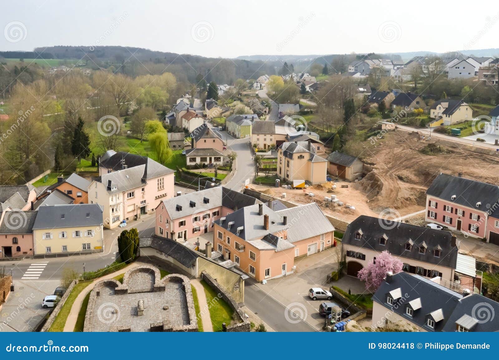 Vue du village d'Useldange photo stock. Image du construction - 98024418