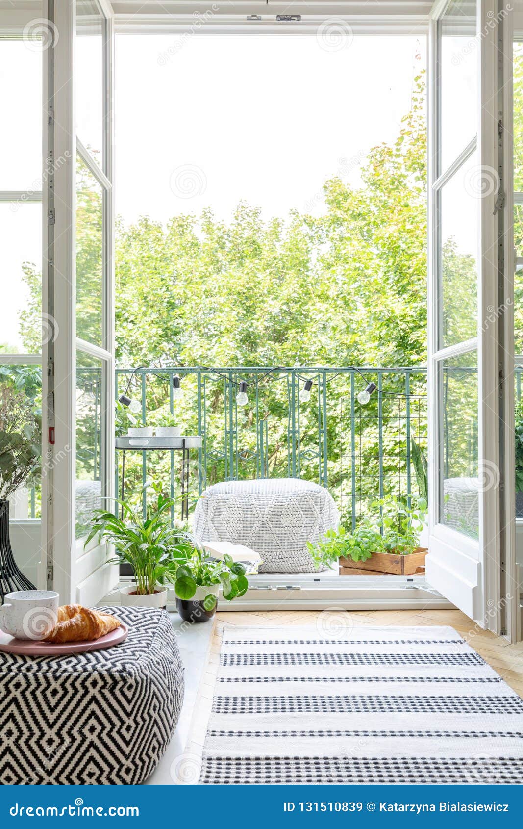 Vue Verticale De Pièce Avec La Porte Ouverte De Balcon Image stock ...