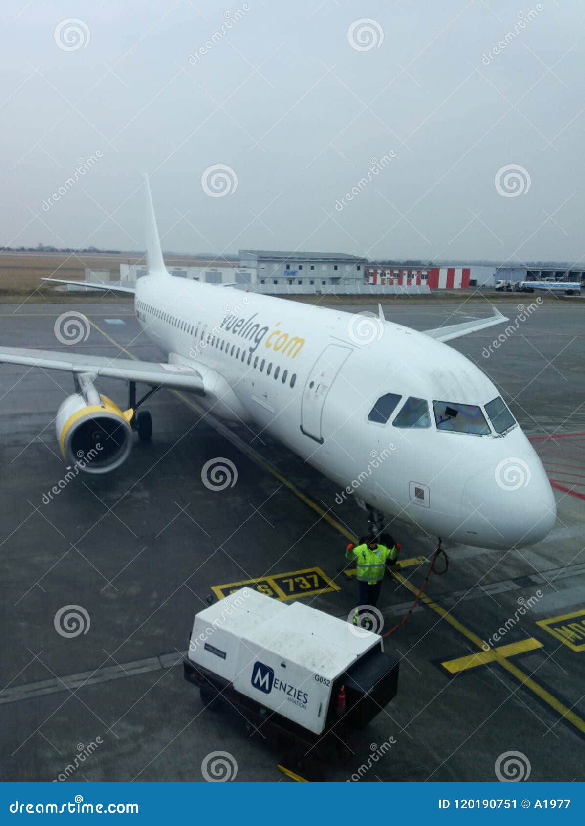 Vueling Flygbuss A320 Som Parkeras I Prague Redaktionell Bild - Bild av ...