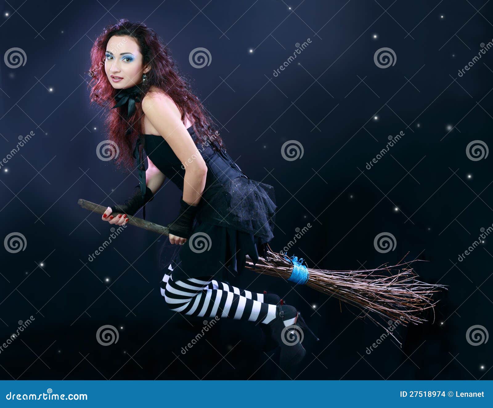 Vuelo De La Bruja En La Escoba Foto de archivo - Imagen de estacional ...