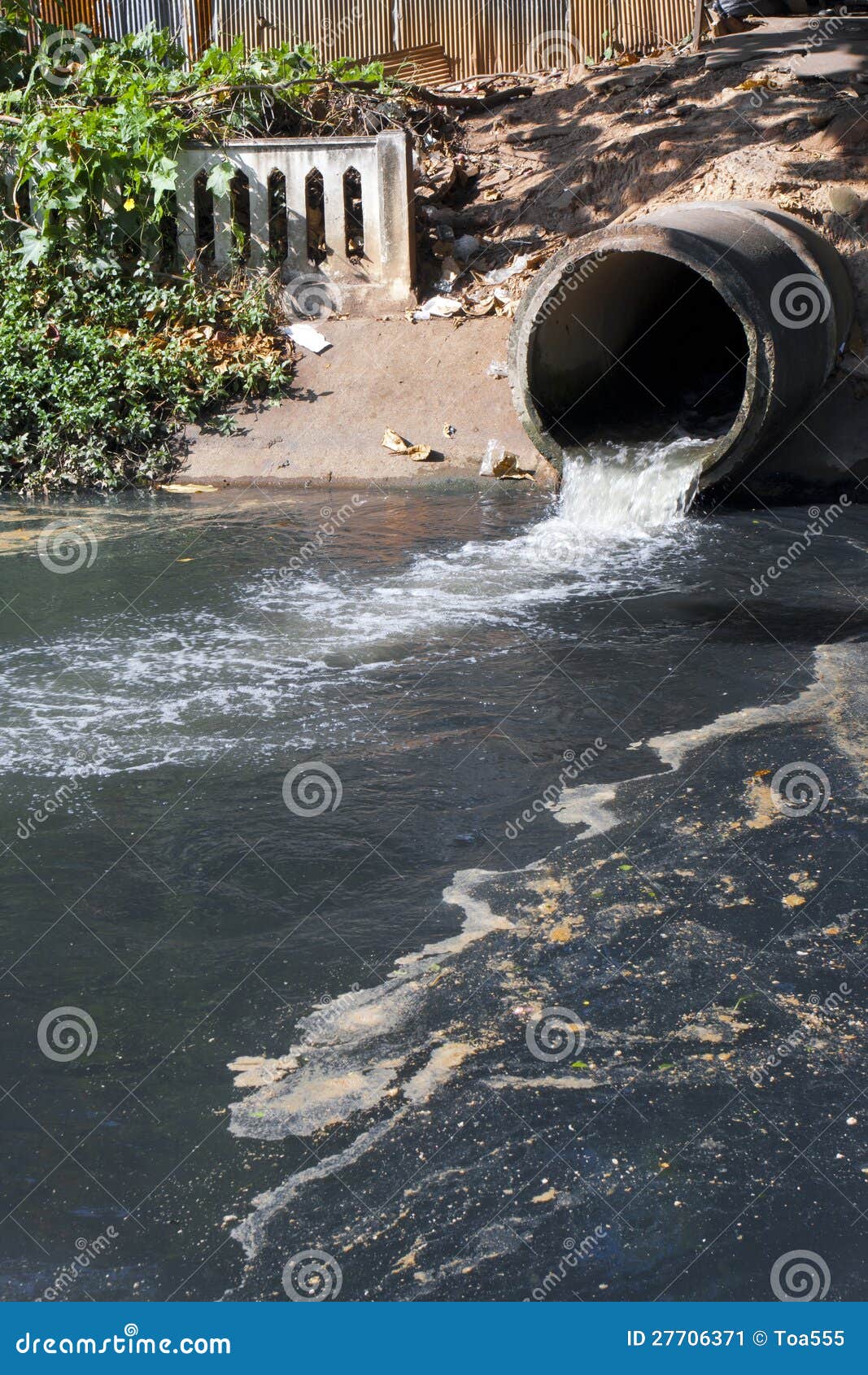Vuil Afvoerkanaal, Watervervuiling in Rivier Stock Afbeelding - Image ...