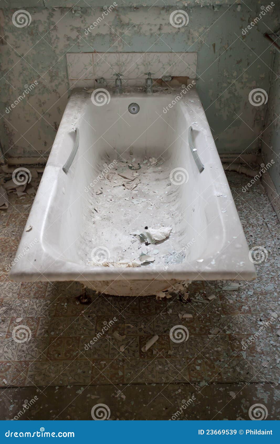 Vuil oud bad stock afbeelding. Image of eenzaamheid, verf - 23669539