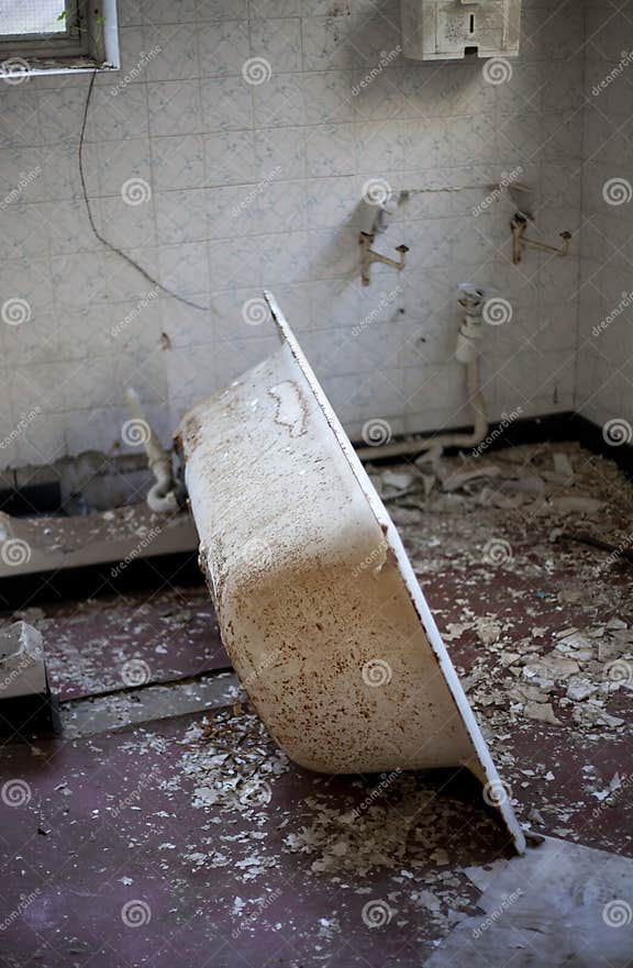 Vuil oud bad stock foto. Image of glas, vuil, depressie - 24881506