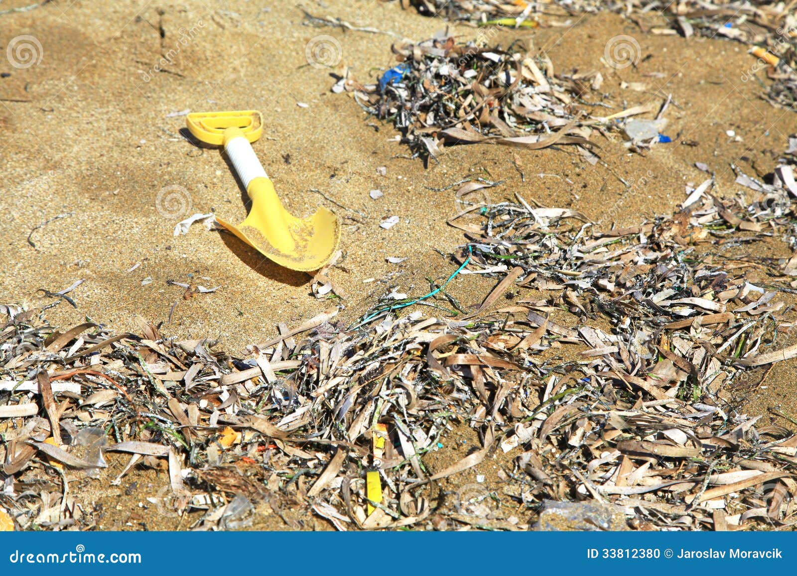 Vuil strand stock foto. Image of toevlucht, slordig, overzees - 33812380