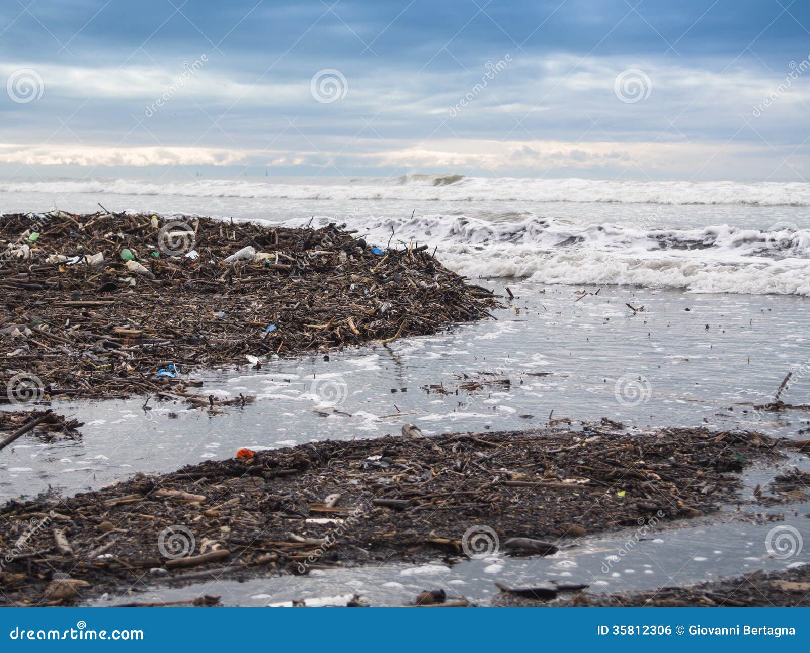Vuil strand stock foto. Image of plastiek, afval, knoei - 35812306