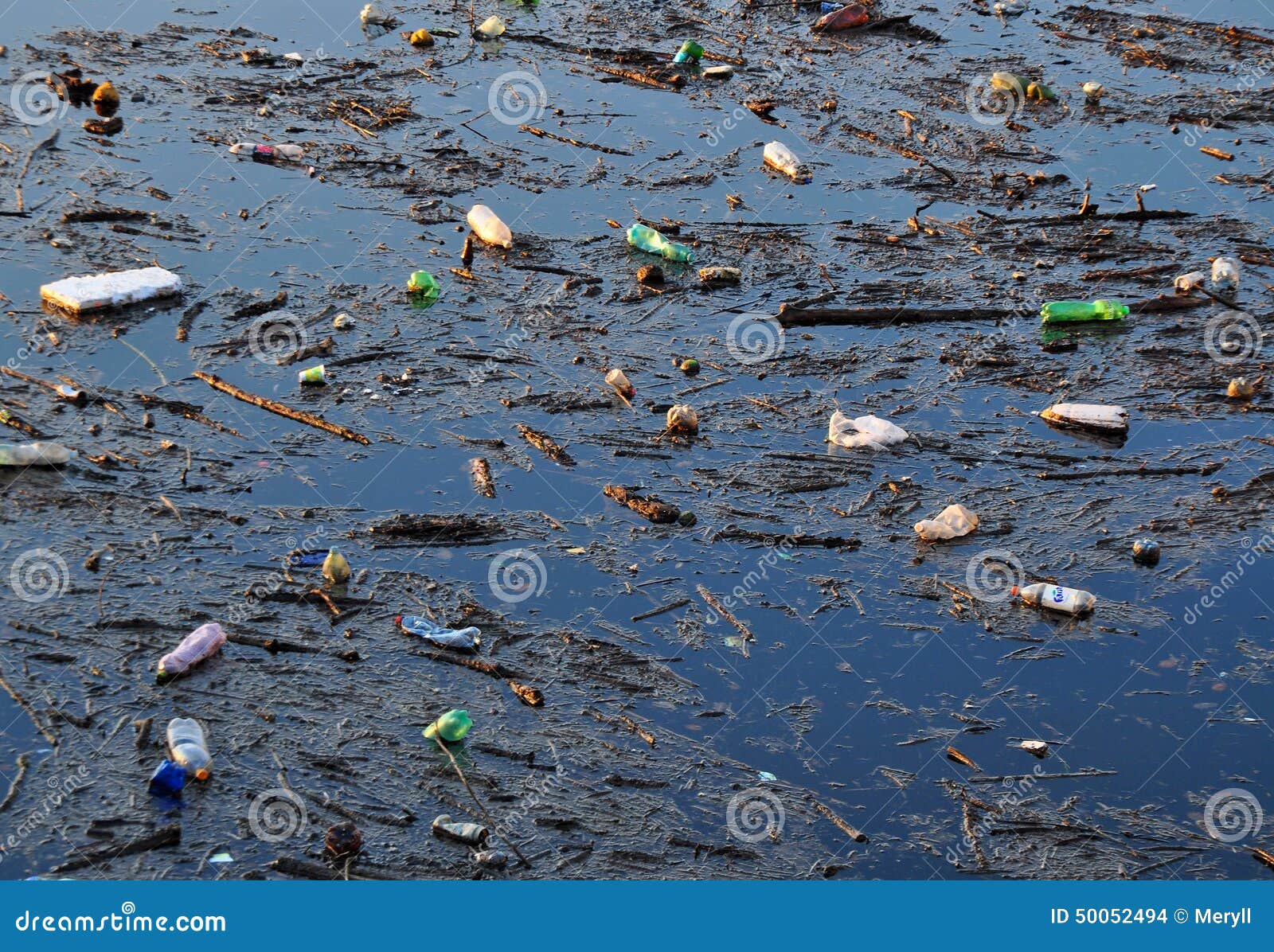 Vuil Water stock foto. Image of plastiek, overzees, achtergrond - 50052494