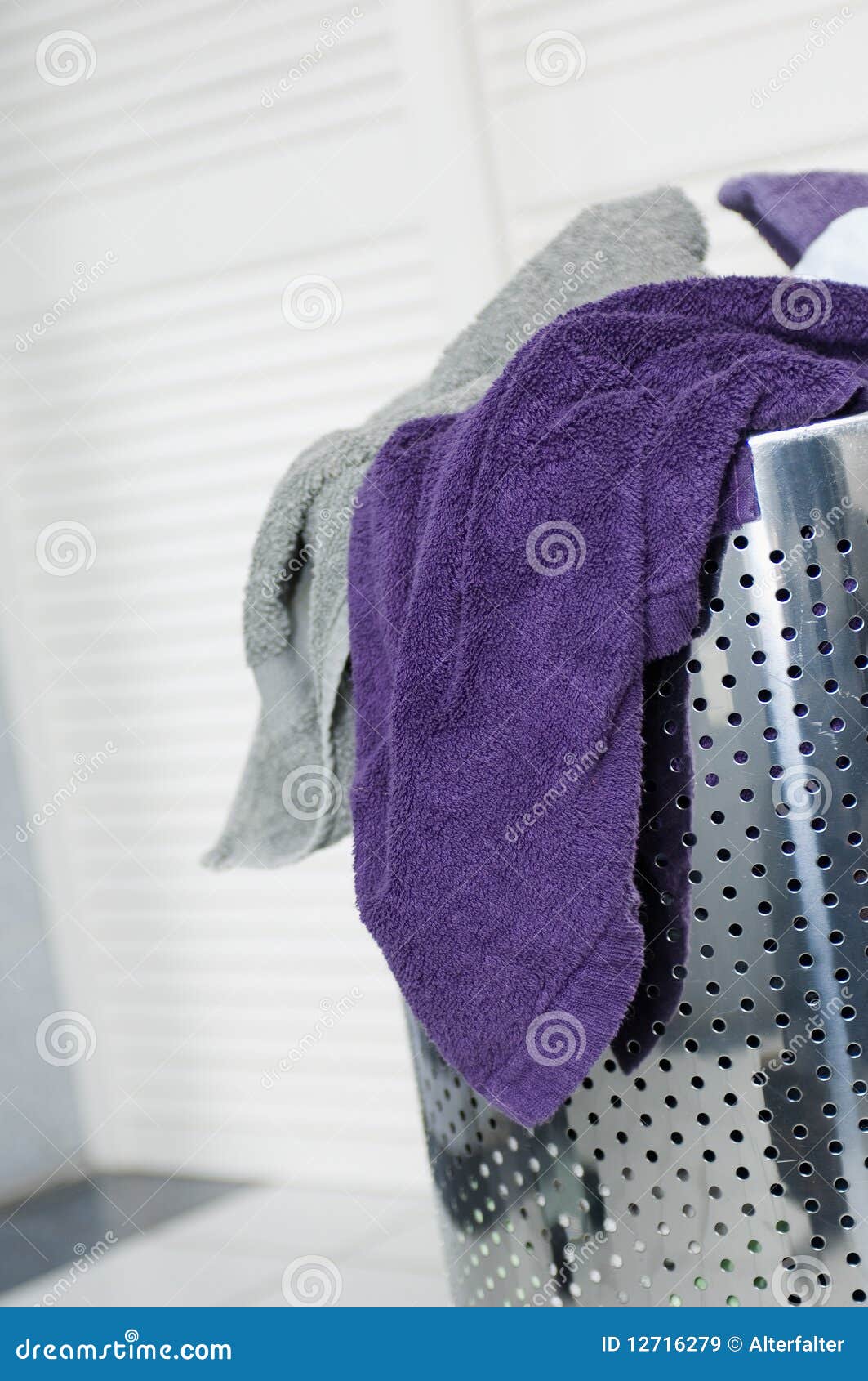 Vuile handdoeken stock afbeelding. Image of viooltje - 12716279