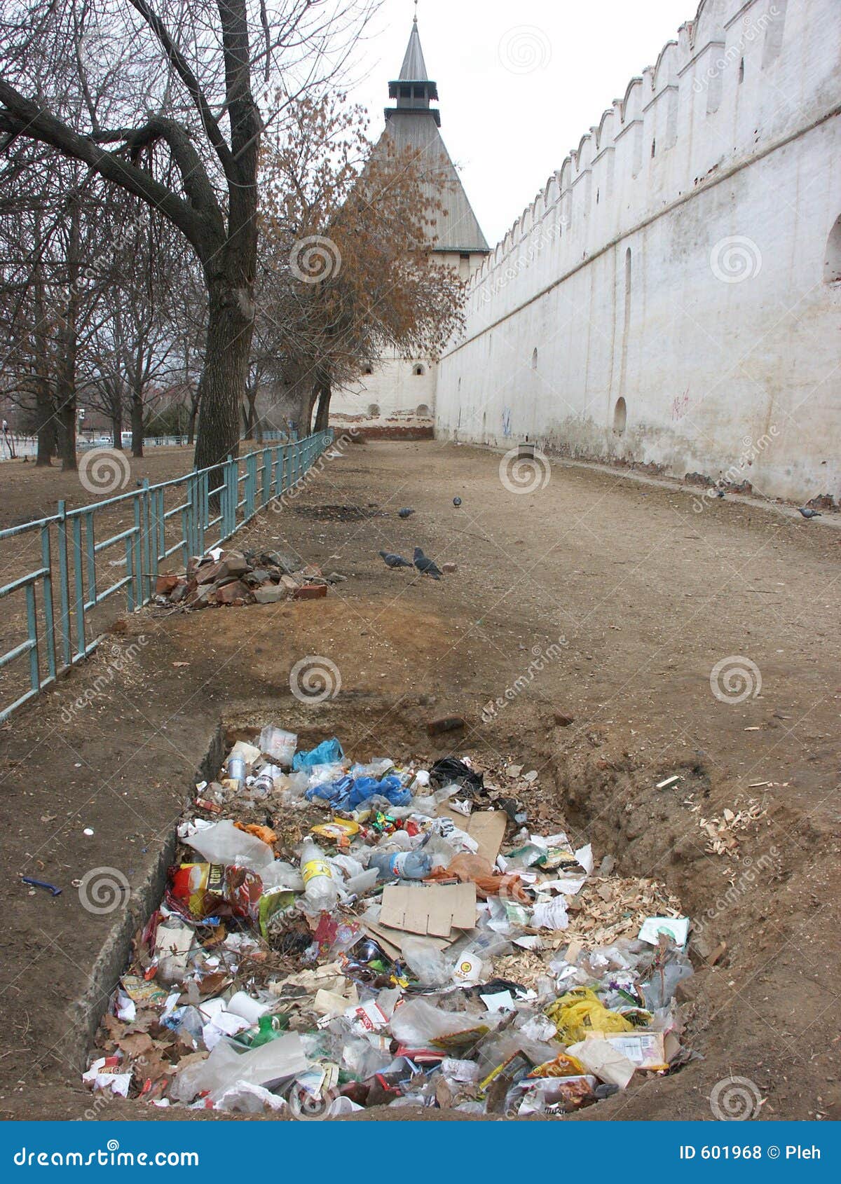 Vuilnis dichtbij bolwerk stock foto. Image of kasteel, vuilnis - 601968