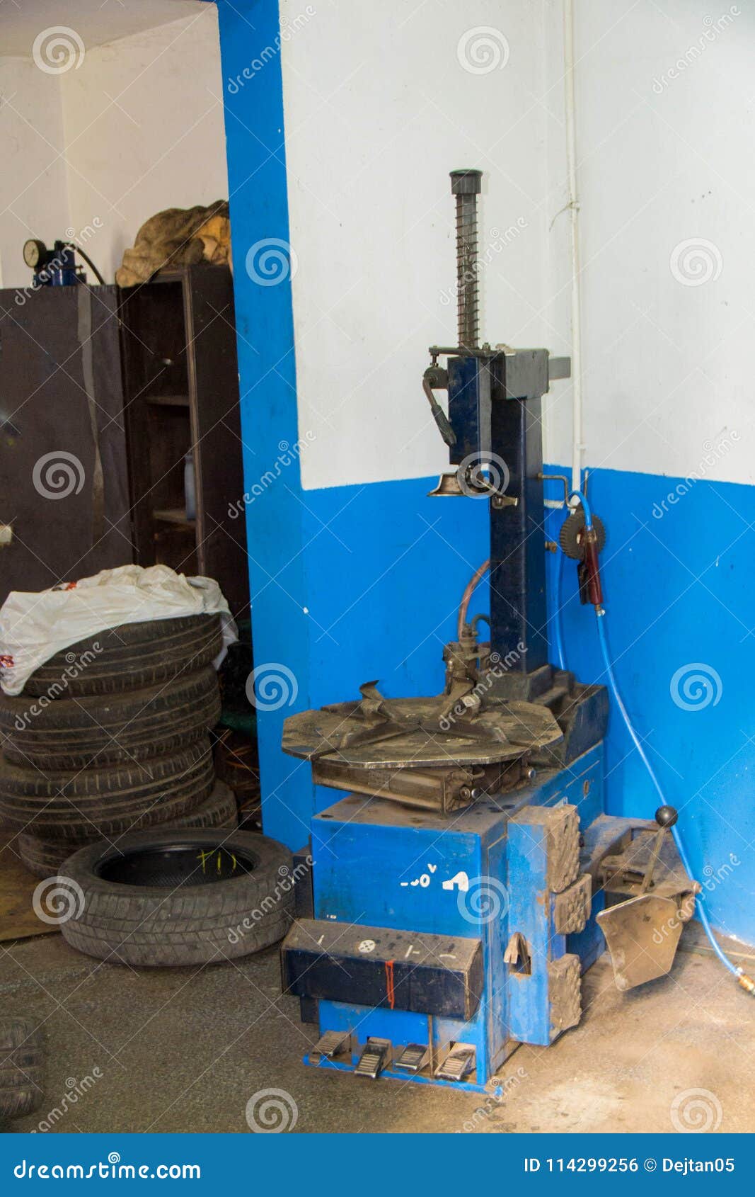 Vulcanizer, Changes the Tires on the Car Stock Photo - Image of auto ...