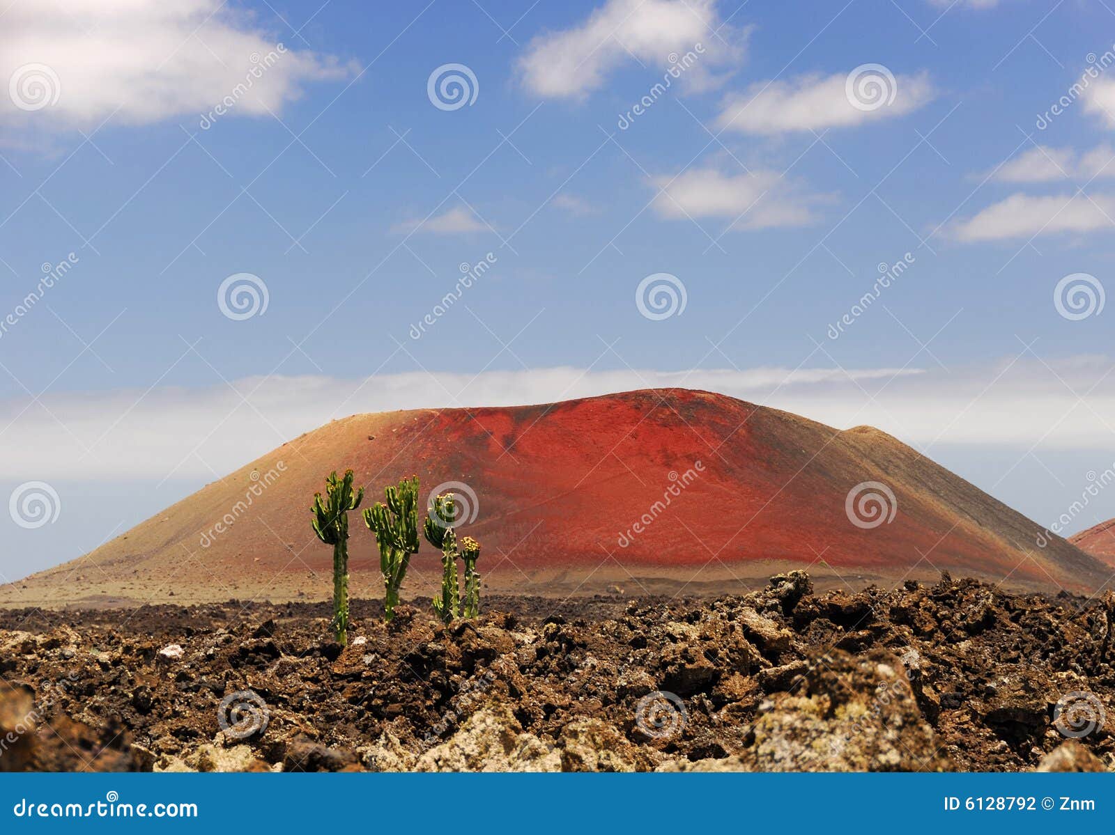 Vulcano rosso fotografia stock. Immagine di campo, nubi - 6128792