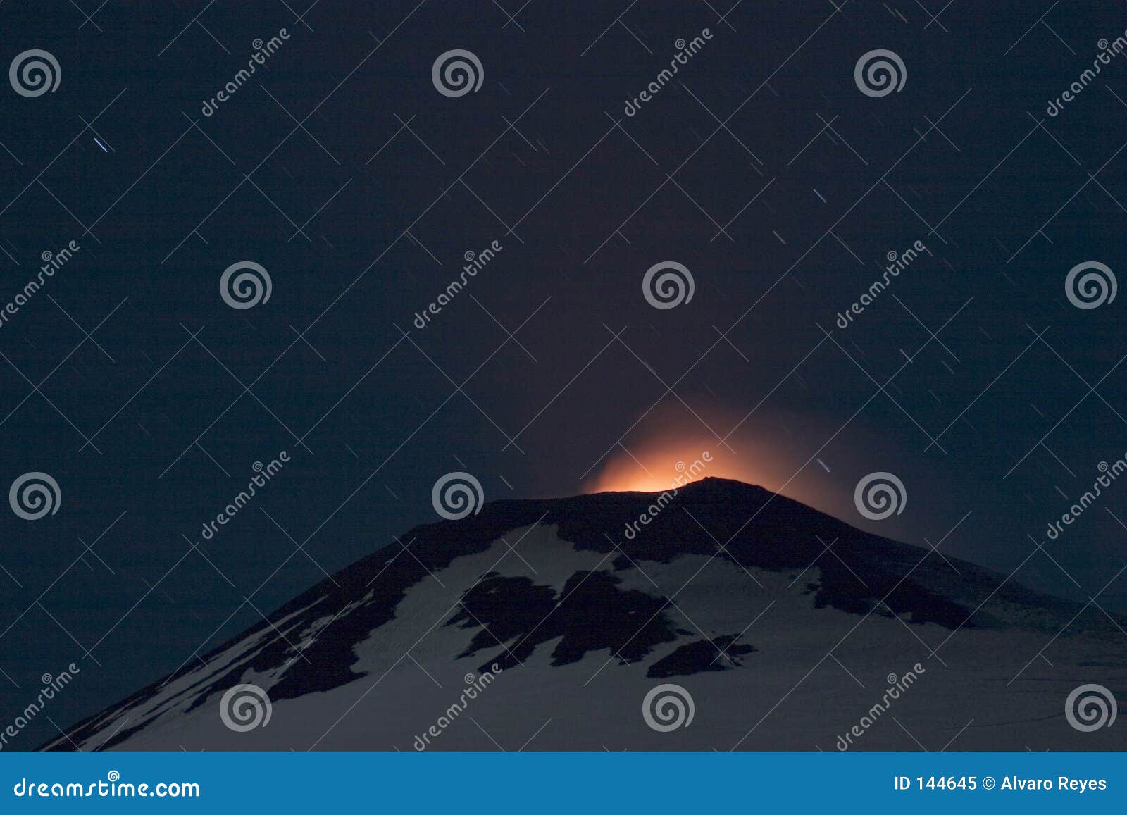 Vulkaan stock afbeelding. Image of sneeuw, sterren, nacht - 144645
