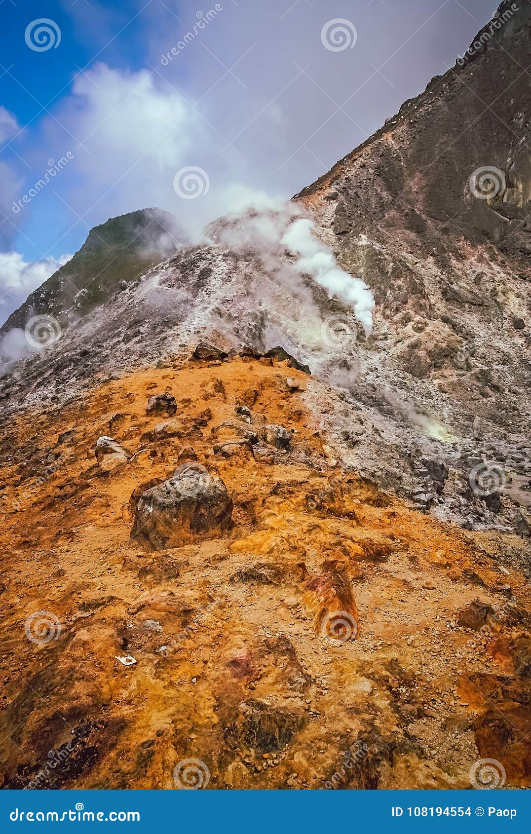 Vulkan Gunung Sibayak in Sumatra Stockfoto - Bild von krater, leerer ...