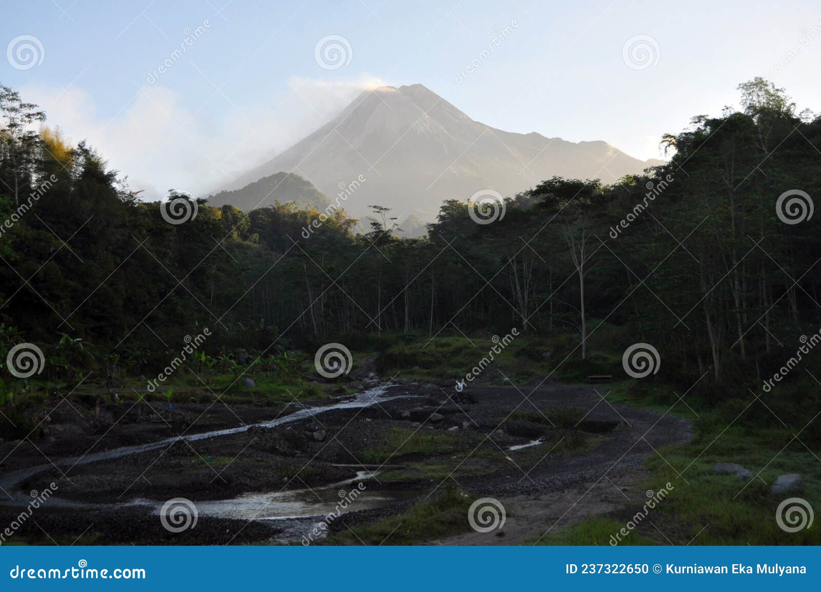 Vulkan Merapi und Fluss stockfoto. Bild von aktiv, java - 237322650