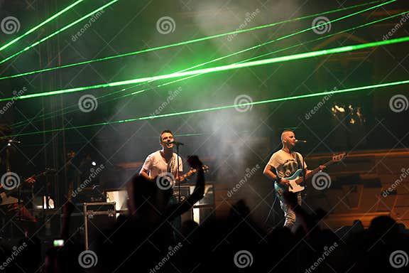 Vunk带 编辑类库存照片. 图片 包括有 乐趣, 吉他, 拍手, 艺术, 兴奋, 迪斯科舞厅, 愉快, 风扇 - 31835523